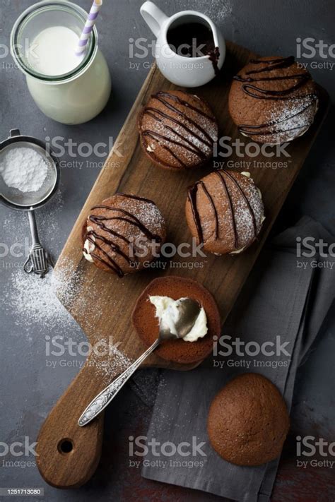 회색 어두운 콘크리트 배경에 마스카르포네 크림우피 쿠키의 초콜릿 쿠키 선택적 초점 맨 위 보기입니다 텍스트 공간입니다 가루로