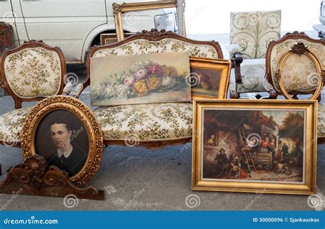 Gammala Målningar På Loppmarknaden Redaktionell Bild Bild Av Loppa