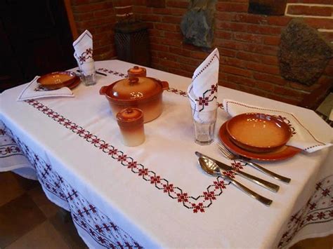 Вишита скатертина з серветками «Бордо