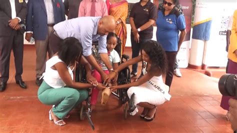 ශ්‍රි ලාංකික දරුවන් හමුවේ සංවේදී වූ ලෝක සංචාරක රූ රැජිණියෝ