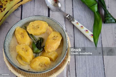인도네시아 요리 콜락 피상 또는 플랜테인 바나나 콤포트 코코넛 밀크 야자설탕 판다누스 잎으로 조리합니다 라마단 메뉴 0명에 대한 스톡 사진 및 기타 이미지 Istock