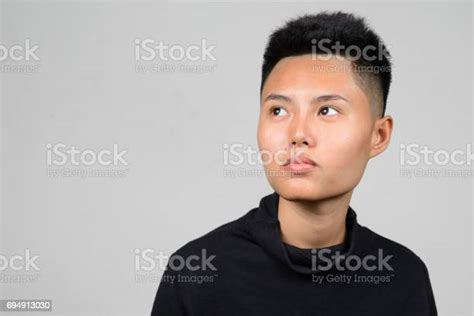 회색 배경 짧은 머리를 가진 젊은 아시아 여자의 스튜디오 샷 트랜스젠더에 대한 스톡 사진 및 기타 이미지 트랜스젠더 한