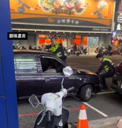 員警持槍攔檢可疑車輛片獨家 自小客車夜間行車未開大燈 警手槍警棍攔查