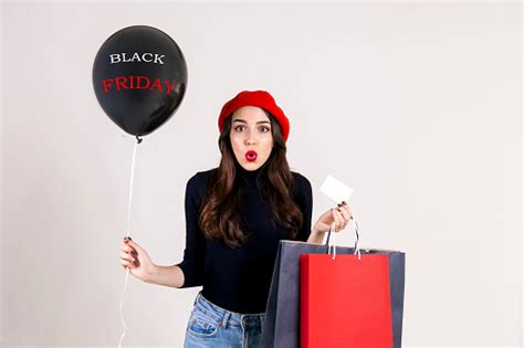 캐주얼 복장에 포즈에 긴 머리를 가진 행복 한 갈색 머리 여성 흰색 배경에 고립 여자에 대한 스톡 사진 및 기타 이미지 여자 한 명의 여자만 소매 소비자주의 Istock