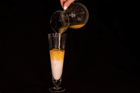 피나 콜라다 파인애플 주스 코코넛 밀크 응축 우유 얼음 럼주 알코올과 과일 칵테일 검은색에 대한 스톡 사진 및 기타 이미지 Istock