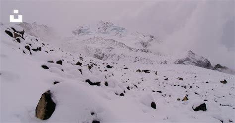 바위와 눈이 쌓인 눈 덮인 산 사진 Unsplash의 무료 볼리비 이미지