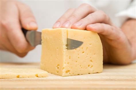 치즈 샌드위치 이탈리아 피자 또는 부엌에서 스낵 나무 보드 절단 칼으로 요리사의 손 요리에 대 한 준비입니다 건강 한 식습관과
