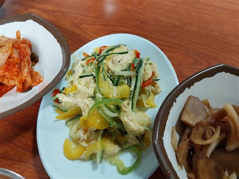 장태욱 우리 교회 점심 메뉴 주 음식은 전복과 닭가슴살을 넣고 끓인 죽 반찬으로는 닭가슴살