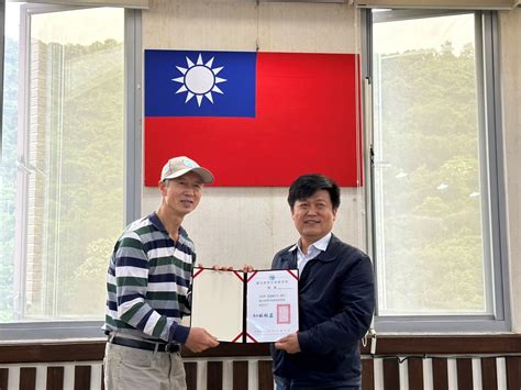 臺北市職能發展學院 北市府 最新消息 敦聘熱心公益的志工老師 林局長頒發環境教育志工聘書