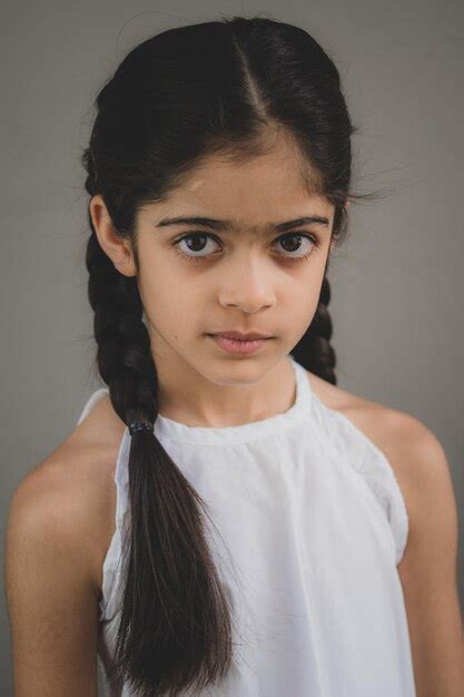 Uma Menina Em Idade Escolar De Origem Britânica Indiana Exibe