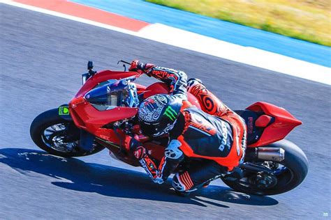 Tutti Intorno A Pecco Valentino Rossi Gli Altri Dell Academy Misano