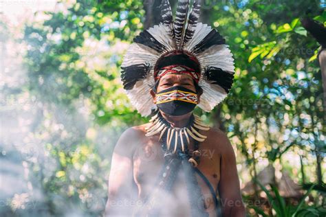 Chamán De La Tribu Pataxo Anciano Indio Con Tocado De Plumas Y Máscara