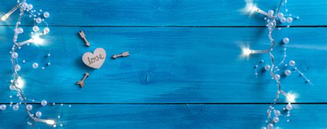 사랑의 표시로 좋은 빛 장식와 푸른 나무 배경에 화살표와 함께 달콤한 나무 심장 대사관을 사랑 해요 발렌타인의 날 배너 텍스트 위한 공간입니다 0명에 대한 스톡 사진 및