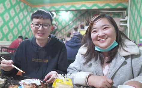 新疆人晚餐吃什么？10点夜市刚开门，5个人花100元各种烤串吃到撑 品味新疆 品味新疆 哔哩哔哩视频
