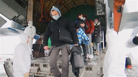 Эвакуированные из охваченного эпидемией коронавируса Уханя россияне приземлились в Тюмени Youtube