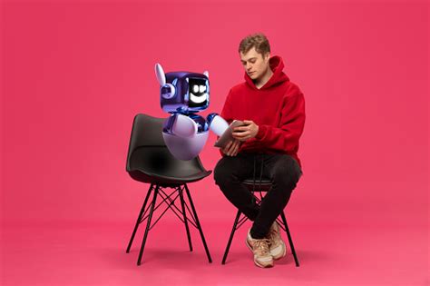 디지털 장치를 공유하는 로봇의 3d 모델과 상호 작용하는 젊은이의 합성 이미지 스마트 기계를 일상 생활에 원활하게 통합합니다 25 29세에 대한 스톡 사진 및 기타 이미지