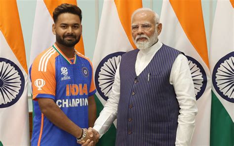 Pm Narendra Modi Hugs Rishabh Pant During Indias T20 World Cup Celebration
