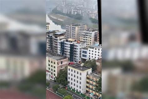 住宅楼发生火情，一居民看到后报了警！