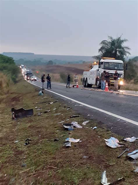 Acidente entre veículo gol e carreta matou casal e deixou criança