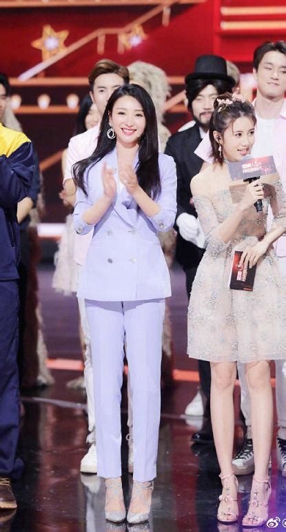一向性感示人的柳岩化身職場女性，性感依舊 每日頭條
