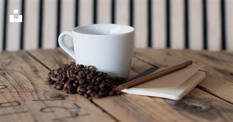 Une Tasse De Café Posée Sur Une Table En Bois Photo Image Gratuite De