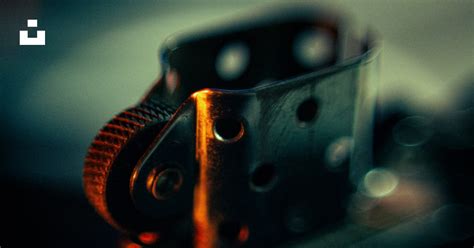 배경이 흐릿한 금속 물체의 클로즈업 사진 Unsplash의 무료 라이터 이미지