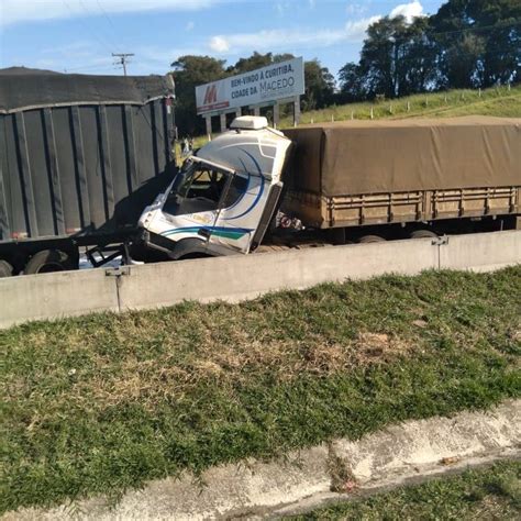 Colisão entre duas carretas bloqueia Contorno Leste em Curitiba