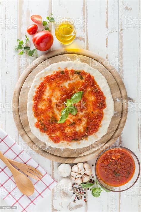 음식 재료와 향신료 요리 토마토 오일 후추 소금 마늘 바 질 오 레가 노 냅킨 포크와 숟가락 흰색 나무 바탕에 맛 있는 이탈리아