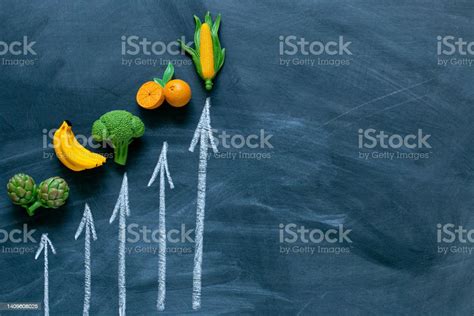 야채와 과일 가격이 상승합니다 식품 가격 상승 식량 위기 장식용 야채와 과일과 검은 분필 보드 배경에 화살표 음식 가격 0명에