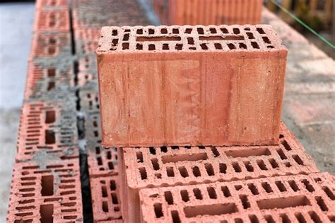 세라믹 벽돌 벽 건설 Keramoblock 중공 벽돌 붉은 벽돌 집 건설 벽 및 칸막이 건설을 위한 근접 촬영 재료 프리미엄 사진