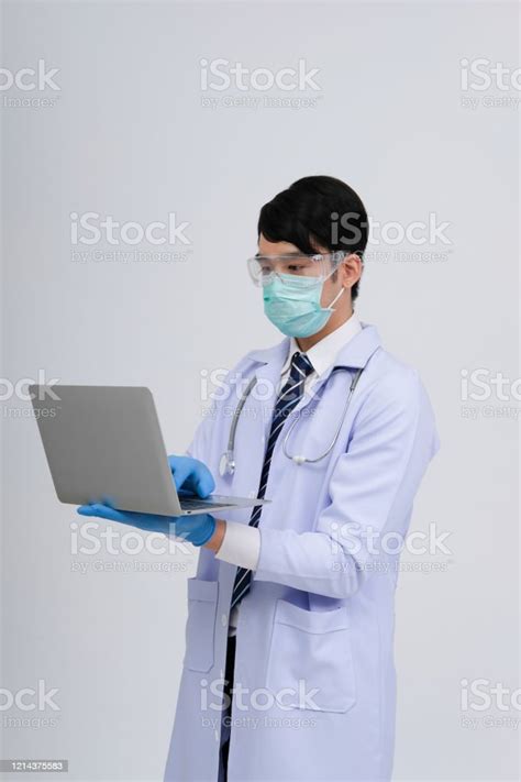 흰색 배경에 컴퓨터 및 청진기와 마스크를 착용 의사 의사 개업 의료 의료 개념 건강관리와 의술에 대한 스톡 사진 및 기타 이미지