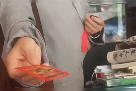 尼姑上门化缘，男子要她现场背诵佛经，没想尼姑知难而退