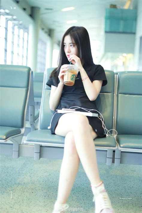 鞠婧禕機場粉絲跟拍美圖，黑色連衣短裙加運動鞋 美腿白到發光 每日頭條