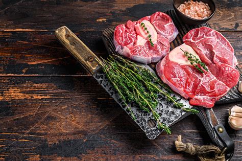 생 송아지 생크 스테이크 고기 오소 부코 요리 이탈리아 Ossobuco 어두운 나무 배경 맨 위 보기입니다 복사 공간 0명에