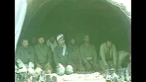 اقامه نماز حضرت آیت الله خامنه ای در جبهه دوران دفاع مقدس نماشا