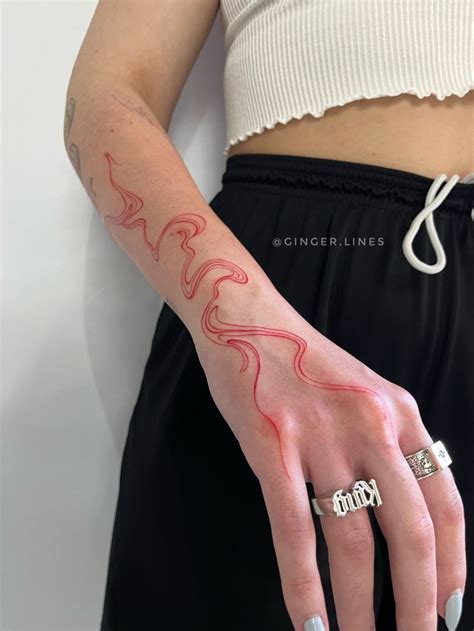 fineline tattoo woman Tatoveringsidéer Smukke tatoveringer Tatoveringer