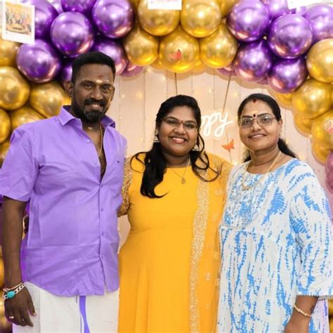 நடுவீட்டுக்குள் மரண குத்து போட்ட இந்திரஜா ரோபோ சங்கர்