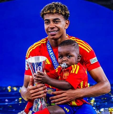 El Fanático Más Tierno De La Selección De España Lamine Yamal Y Su