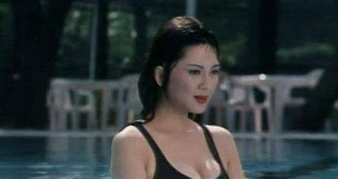她曾是中国“第一美妇”，为嫁给老外而出国，今71岁似不老妖精