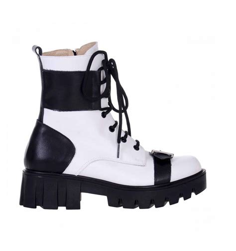 Bocanci Piele Alba Piele Neagra Accesorizati Cu Catarama