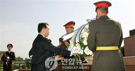헌화하는 한승수 국무총리
