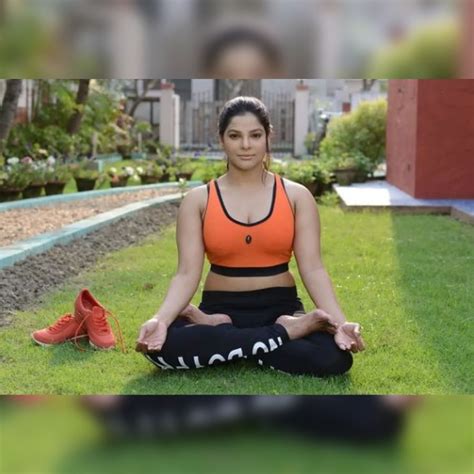 Photos एक्ट्रेस अर्पिता मुखर्जी का ग्लैमरस अंदाज उनके पास से बरामद
