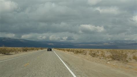 미국 캘리포니아에서 자동차를 운전 데스 밸리로 도로 여행 히치하이크 여행 고속도로 산 건조한 사막 건조한 기후 광야 차에서 승객 Pov 네바다 여행 개인적 시점에 대한 스톡