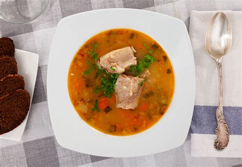 진주 보리 감자 양파 당근 및 파슬리를 곁들인 피클 수프 대리석 배경에 흰색 접시에 Rassolnik 러시아 요리의 전통 요리 건강한 식생활에 대한 스톡 사진 및 기타