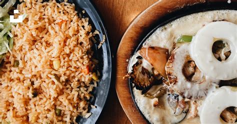 Foto Una Mesa De Madera Cubierta Con Platos De Comida Imagen