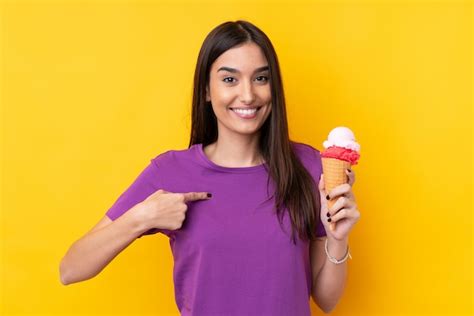 Joven Morena Con Un Helado De Cucurucho Sobre Amarillo Con Expresión