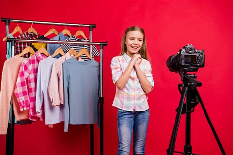 그녀의 초상화 그녀 좋은 매력적인 사랑스러운 사랑스러운 예쁜 귀여운 쾌활한 쾌활한 기쁘게 소녀 선택 보기 의상 스트리밍 온라인 인터넷 고립 밝은 선명한 빛나는 빨간 배경