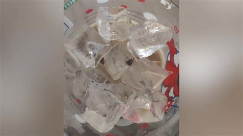 瑞幸咖啡被曝冰块“霉变”，市监局：已接到投诉，分配工作人员处理凤凰网视频凤凰网