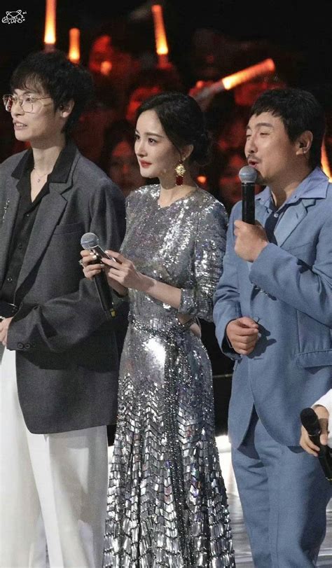 杨幂最新活动生图曝光！穿银色亮片裙美貌惊为天人 搜狐大视野 搜狐新闻