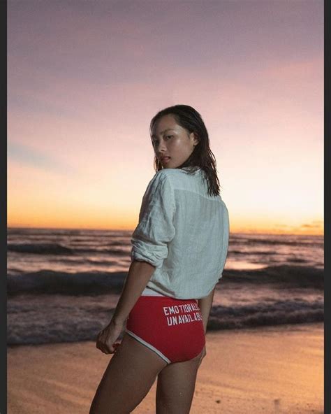 陈冠希晒秦舒培美照 穿白色衬衫秀蛮腰长腿身材骨感新浪图片